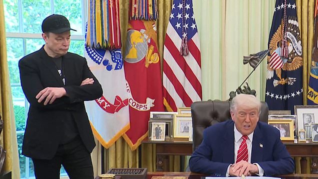 Elon Musk makes remarks after being given big golden key in the Oval Office
