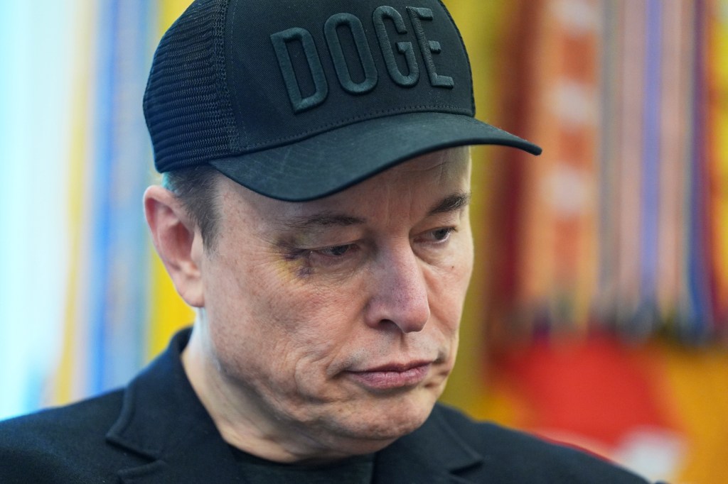 Elon Musk raises concerns after sporting black eye at White House ...