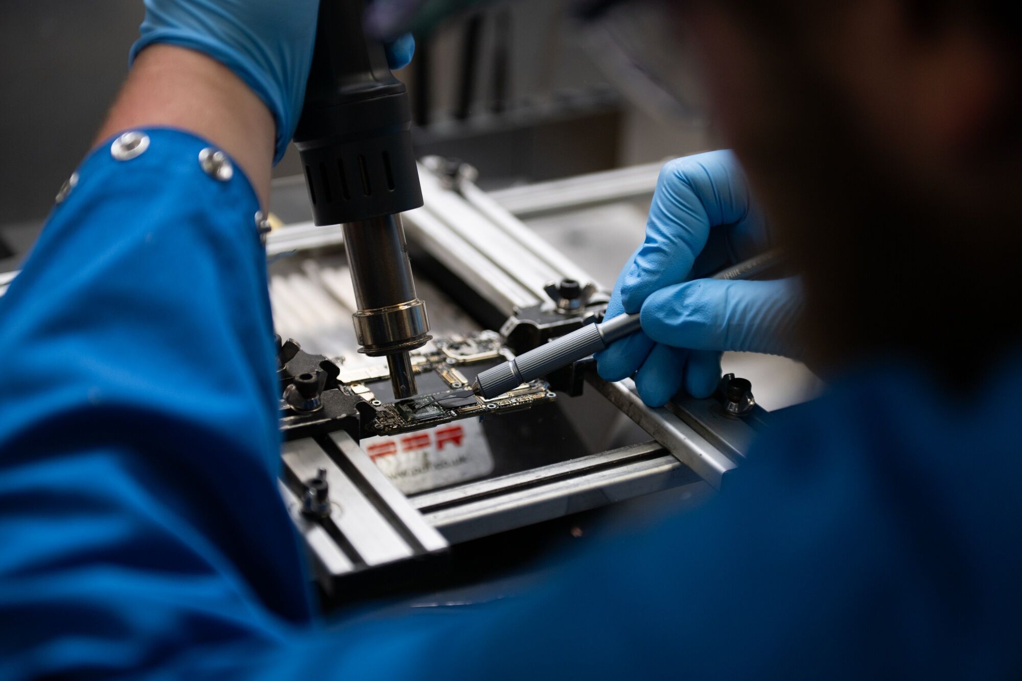 US Plans Wider China Tech Curbs Targeting Subsidiaries