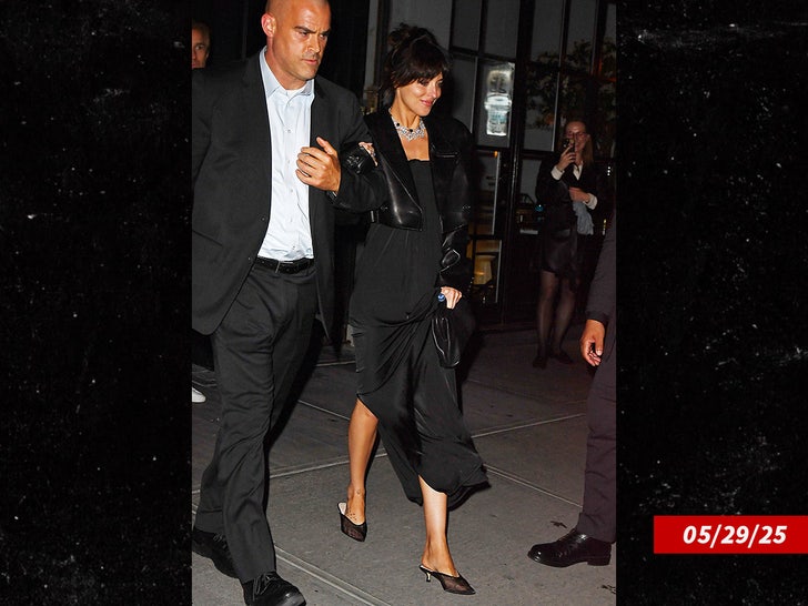 Taylor Swift Enjoys NYC Night Out With Dakota Johnson & Their Brothers