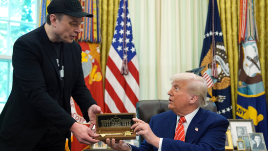 Elon Musk blushes after receiving parting gift from Donald Trump: Here ...
