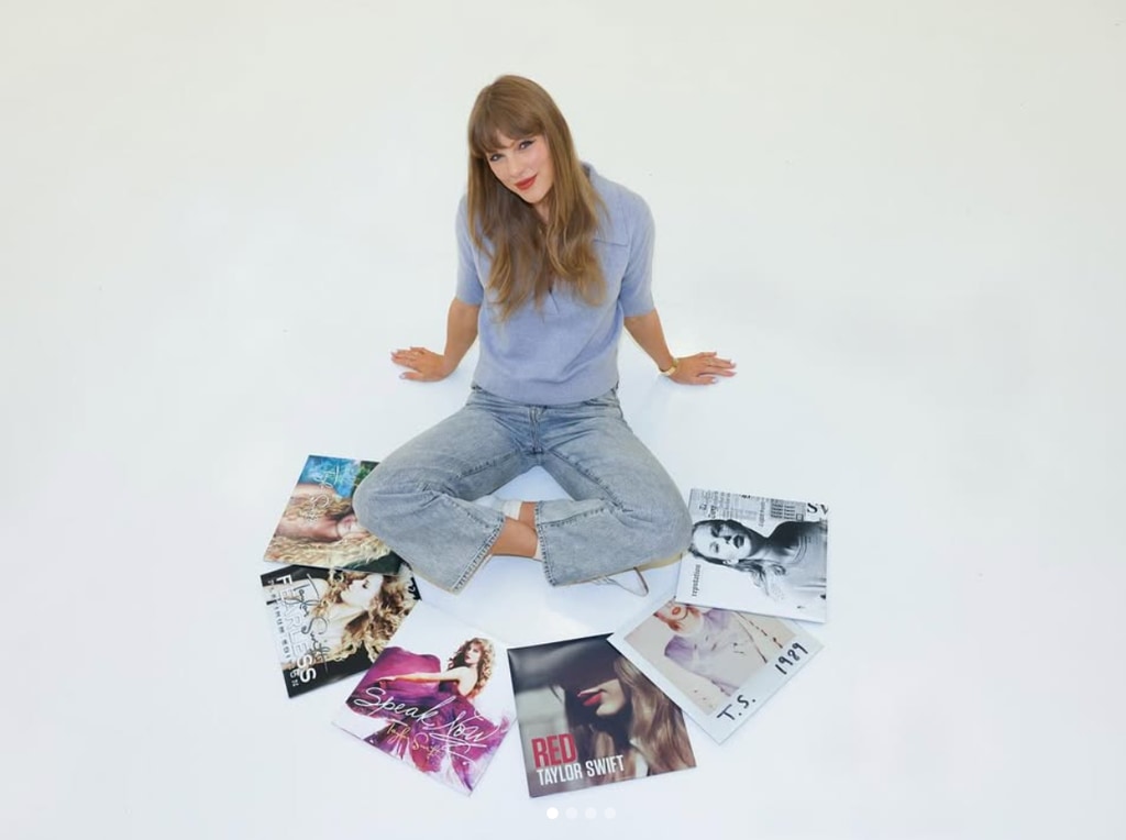 Taylor Swift leads sing-a-long to her own song with NFL players - watch