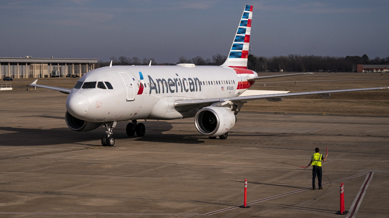 Possible bullet holes mysteriously appear on American Airlines plane ...