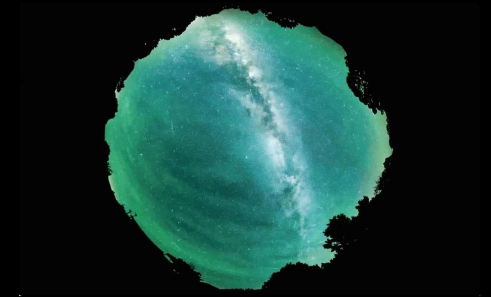 Ghostly Ripples Sweep Across Colorado’s Night Sky — A Rare Spectacle Caught On Camera