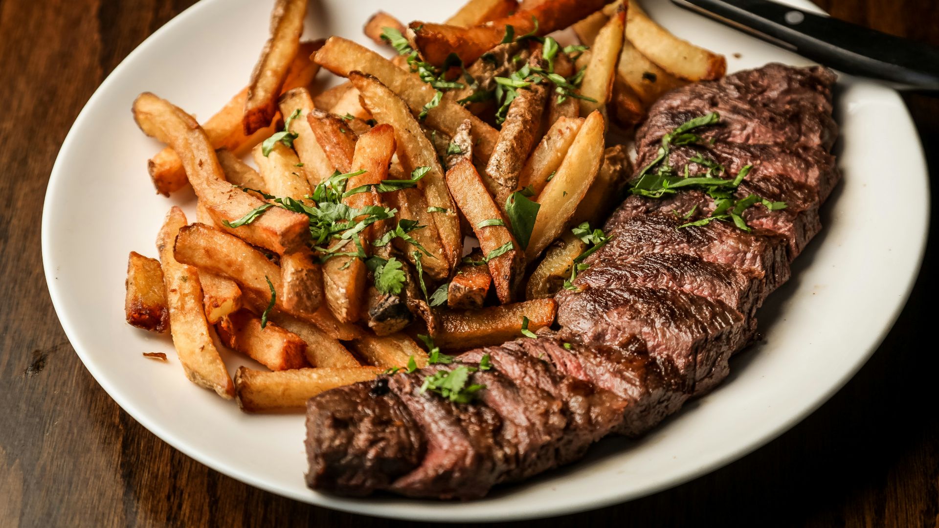 10 Restaurant Chains With The Best Steak Dinners & 10 With The Worst