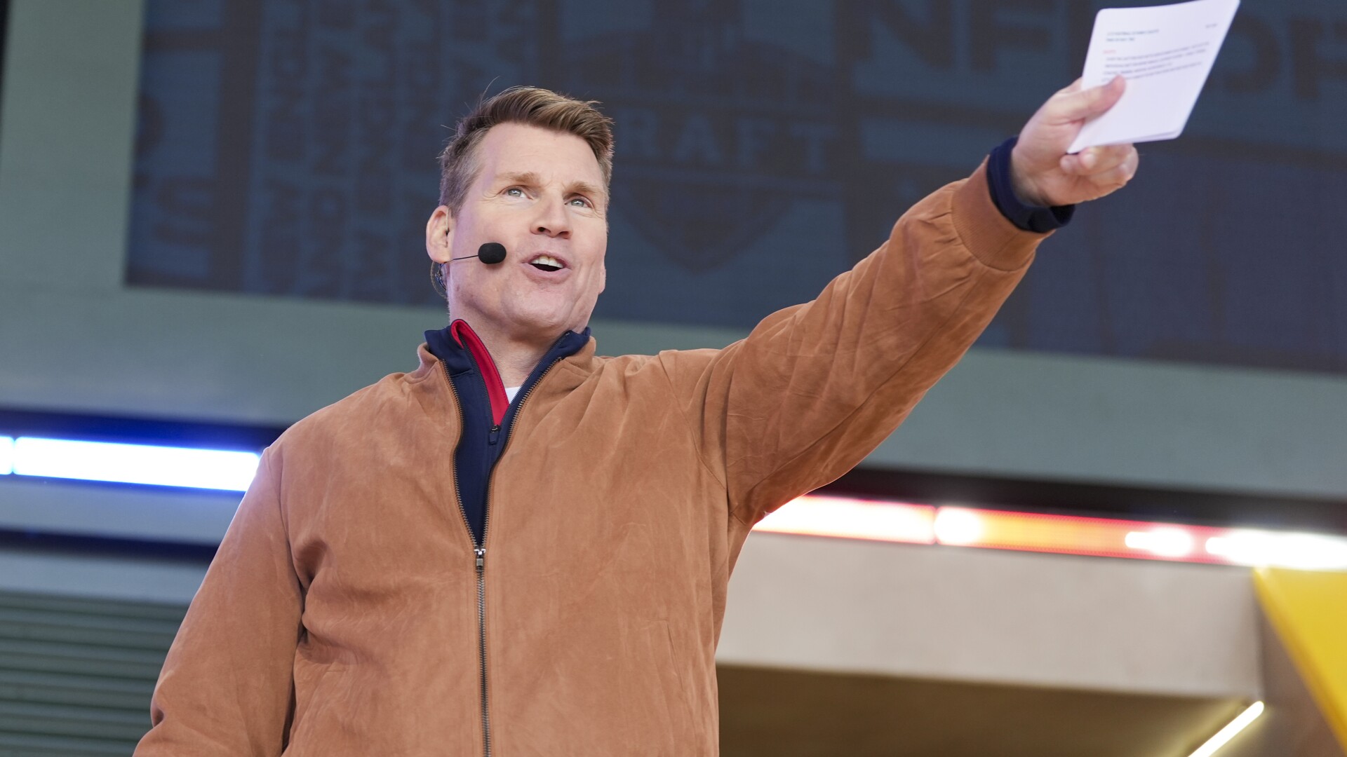 Scott Hanson announces he will continue to host NFL RedZone