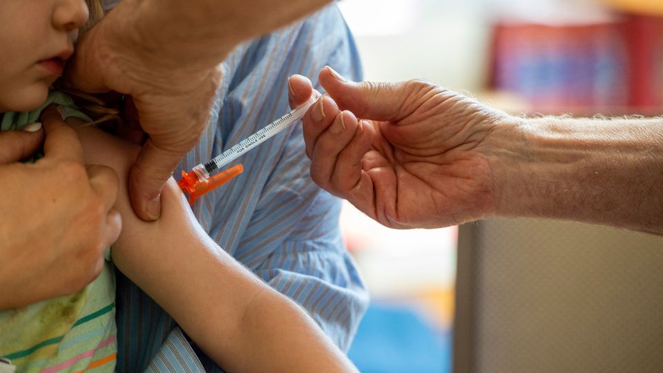 Covid-19 shots for kids remain on CDC vaccine schedule with slightly ...