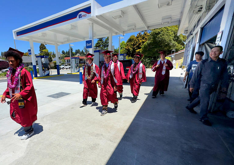 Photo | Santa Cruz graduates make last stop at beloved gas station