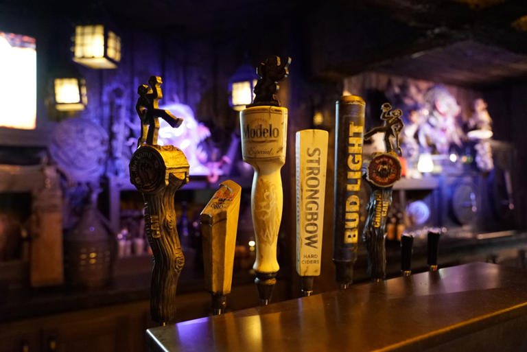 PHOTOS, VIDEO: Tour The Burning Blade Tavern in Dark Universe at Epic ...