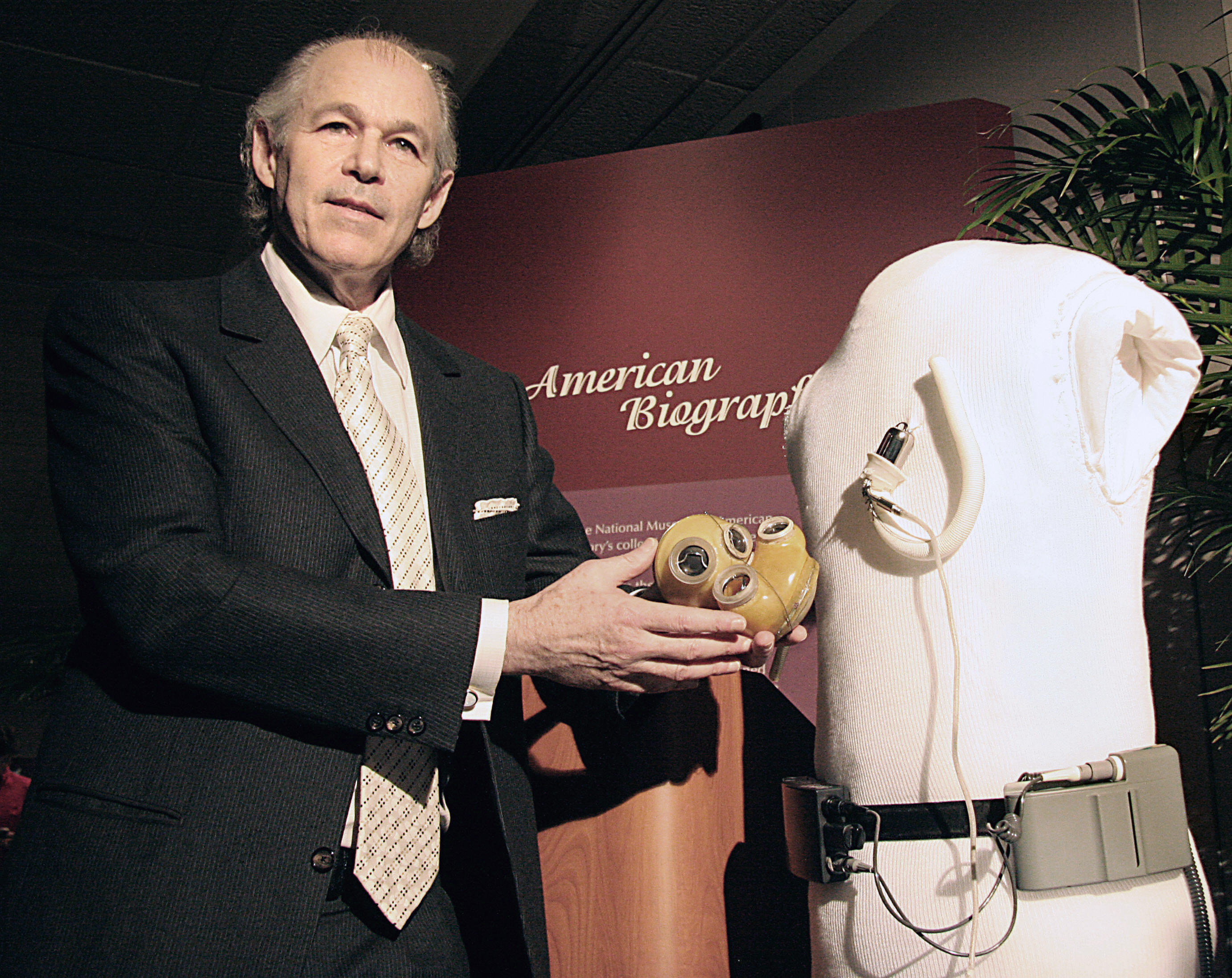 Robert Jarvik, a creator of the artificial heart, dies at 79