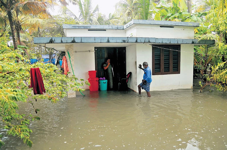 Raging sea floods houses in Kerala's Njarakkal; heavy rain wreaks ...