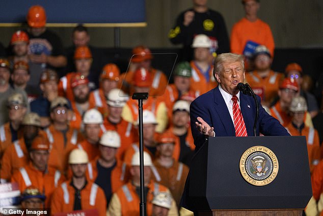 Donald Trump makes bold NFL prediction as QB gives him personal gift at ...