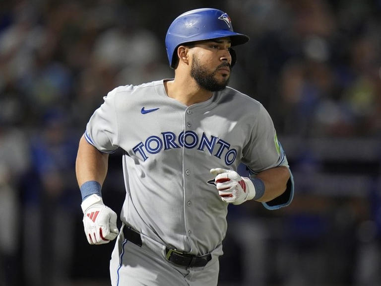 Blue Jays bring back Anthony Santander, say so long to Alek Manoah