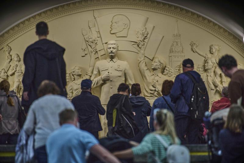 In Moscow Subway Station, Stalin Again Draws Admirers
