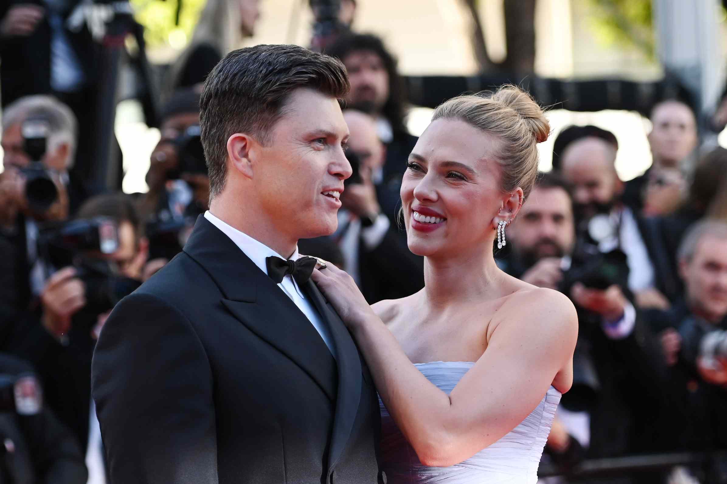 Scarlett Johansson Jokes About Getting Colin Jost This Weird Gift for ...
