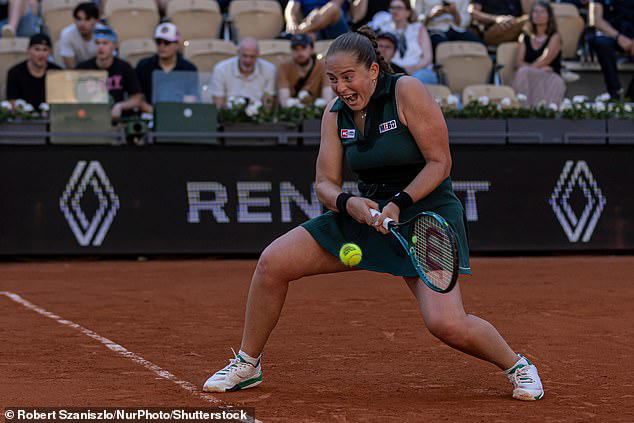 Iga Swiatek's no poker player but her hand has improved at Roland ...