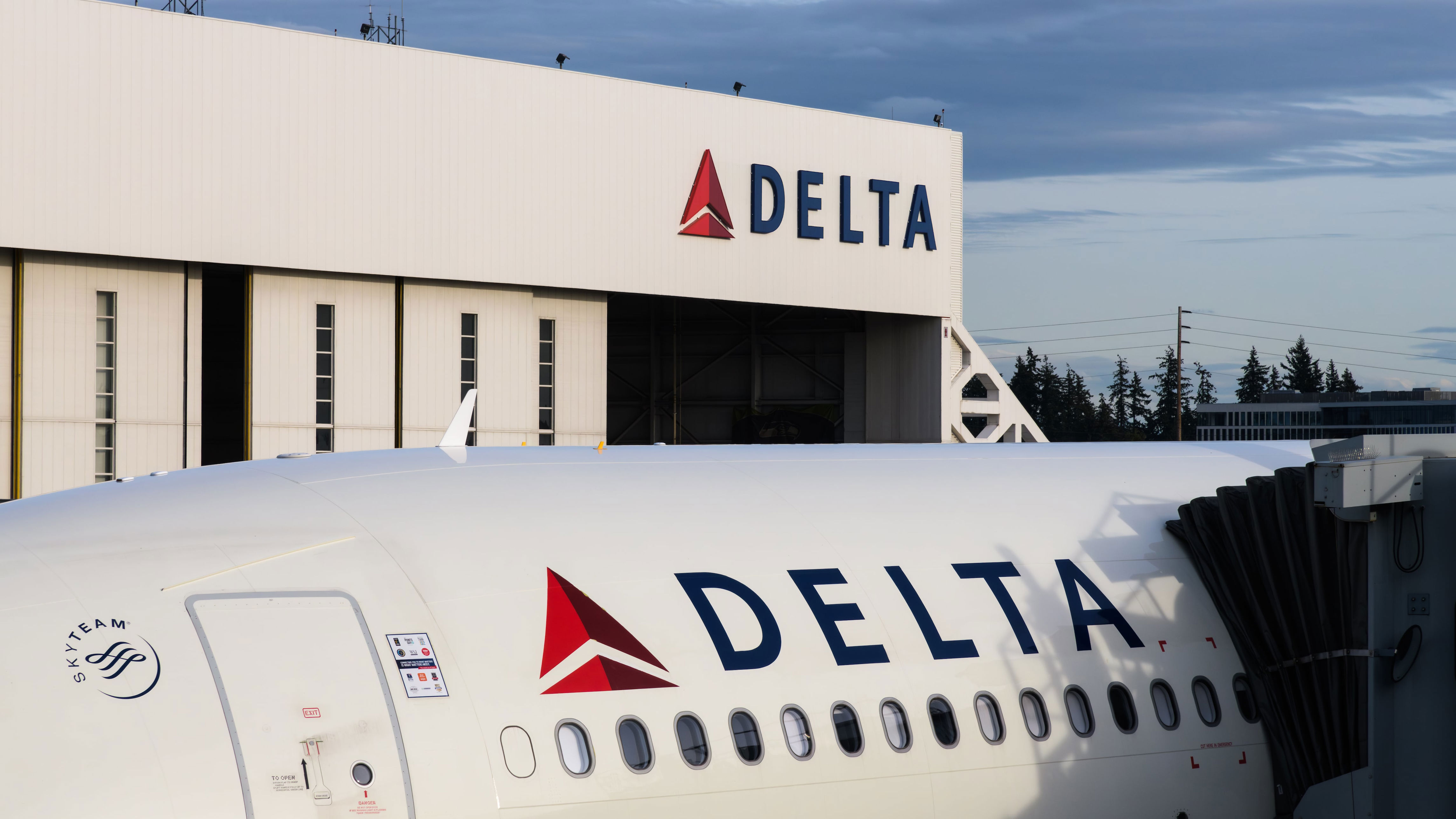 Multiple people injured as Delta flight diverts to Minneapolis after ...