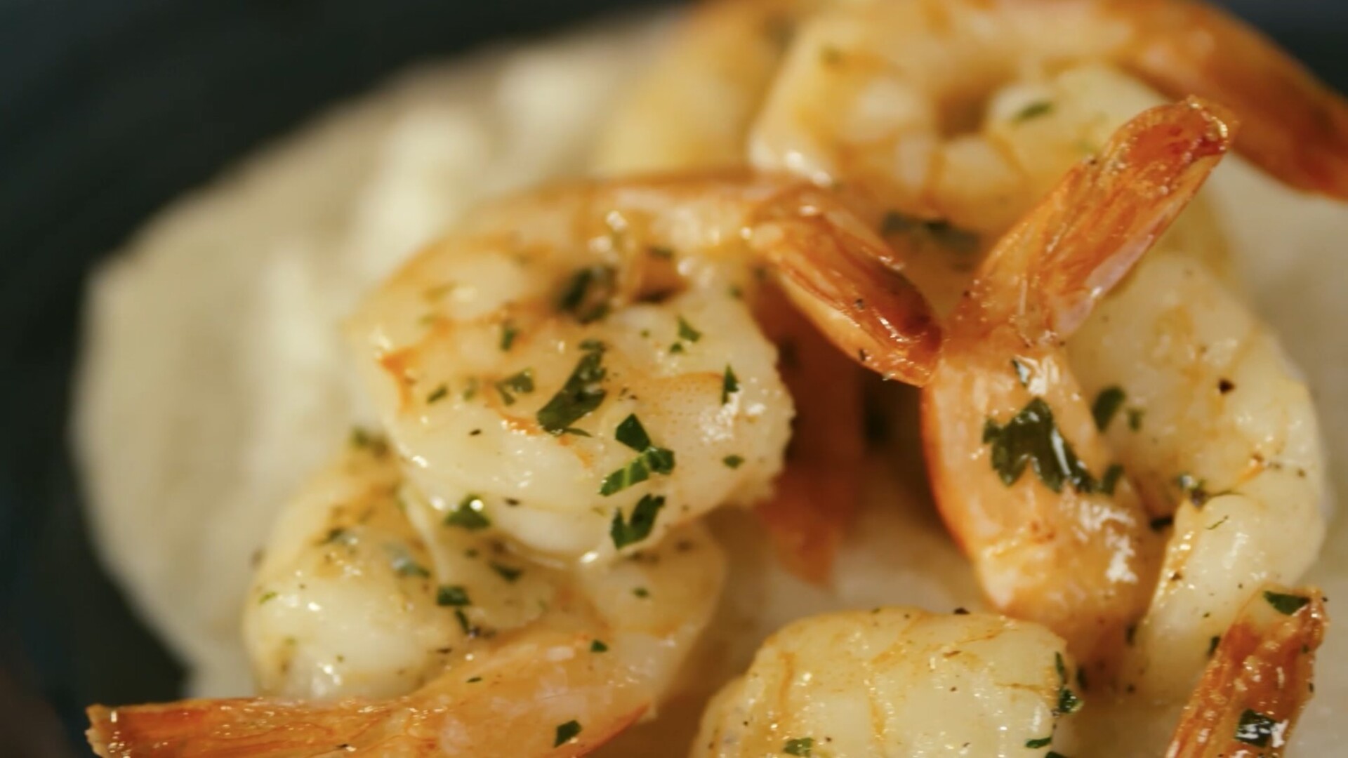 Camarão ao alho rápido e fácil com vinho branco e salsa