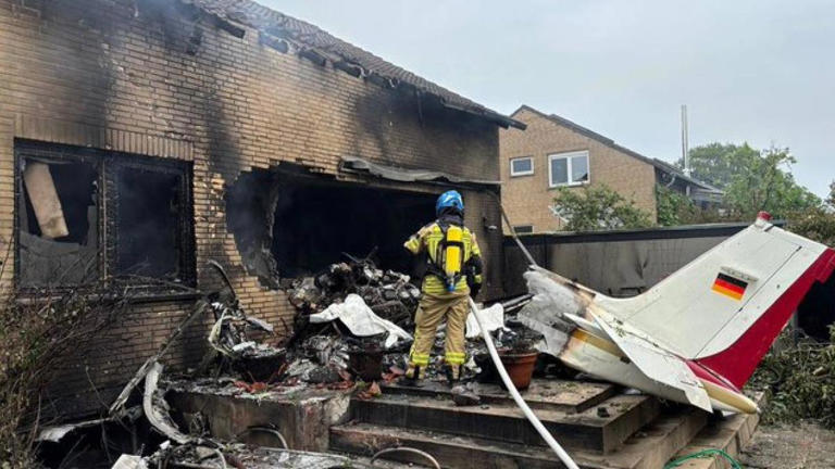 Una avioneta se estrella contra una vivienda en Alemania y causa, al menos, dos muertos