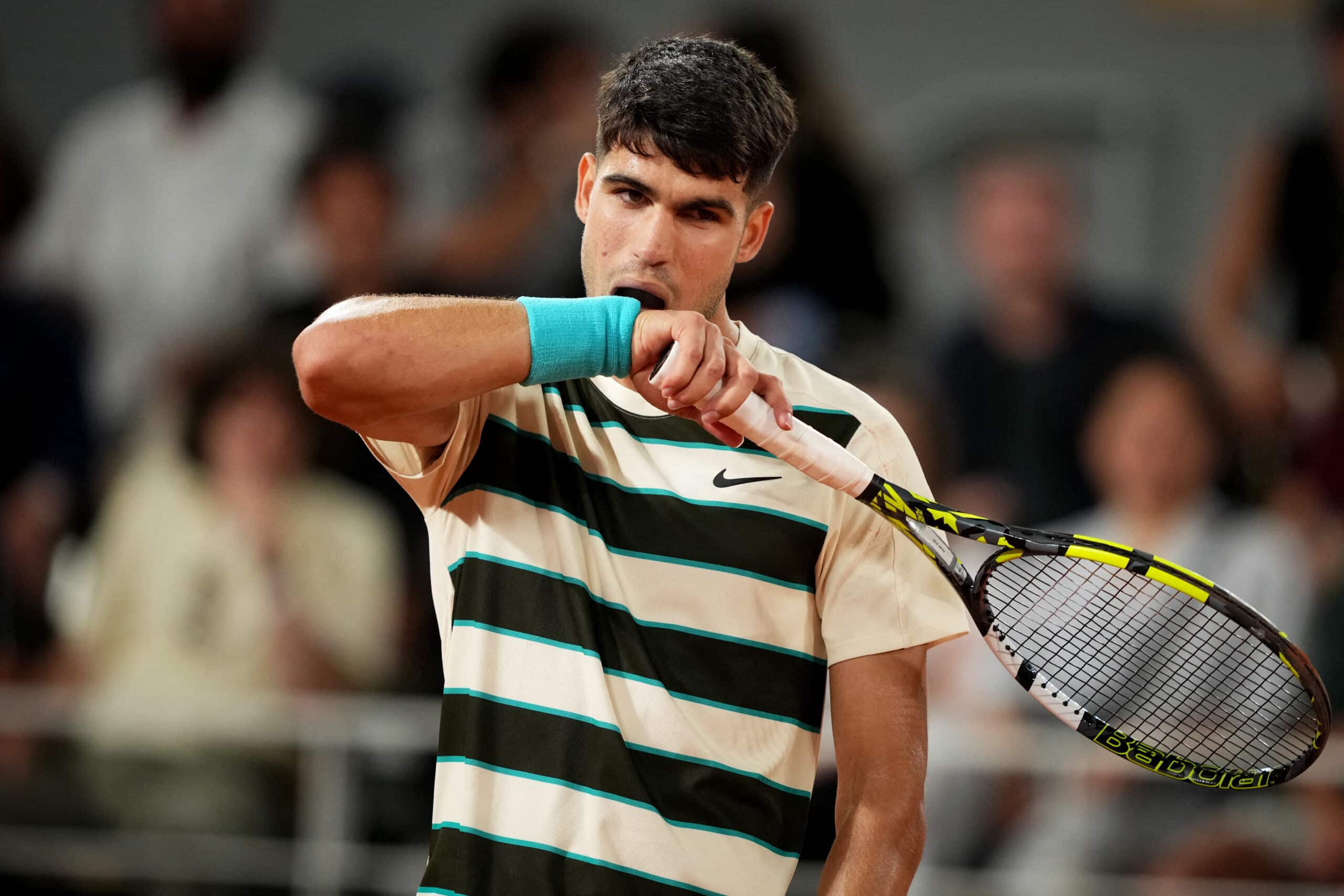 Carlos Alcaraz wobbles but reaches 2025 French Open last 16