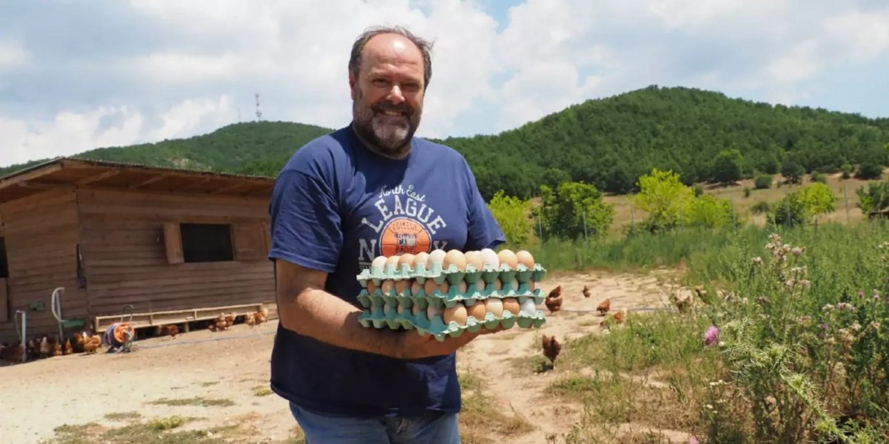 Μετακόμισε από τη Γλυφάδα σε ένα χωριό με 30 κατοίκους στα Μετέωρα για ...