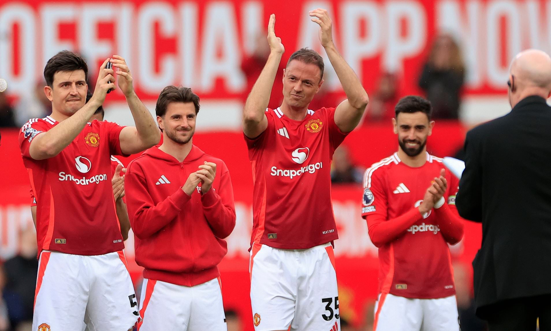 Manchester United legend RETIRES from football at age 37 after winning ...