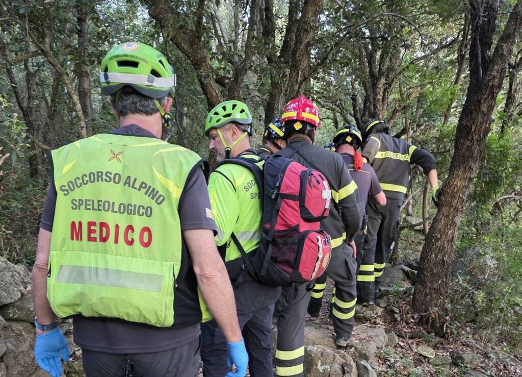 Distorsione alla caviglia sul sentiero: turista ricoverata al San Martino
