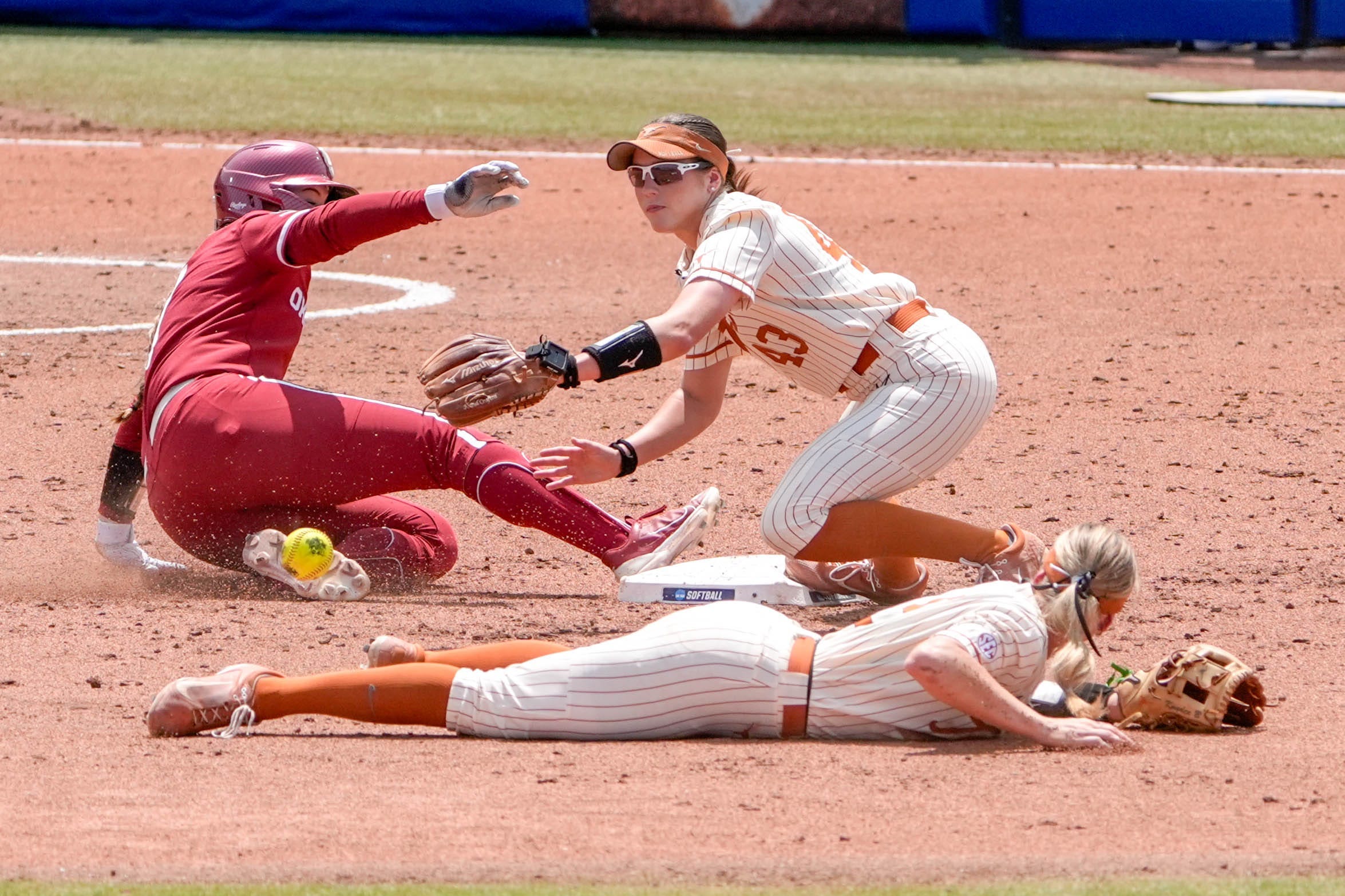 Texas beats Oklahoma at Women's College World Series