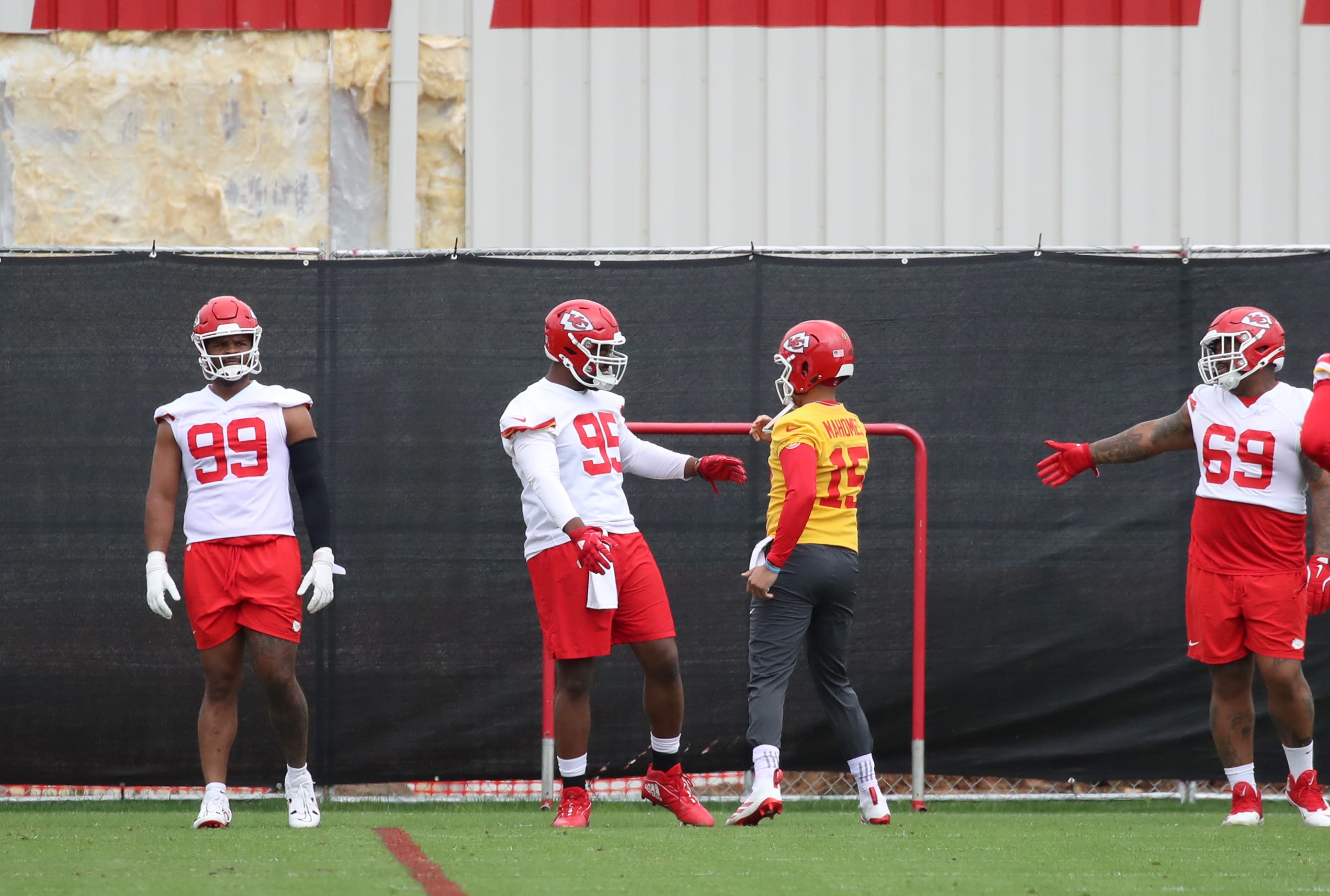 Watch Patrick Mahomes show off his no-look behind-the-back pass ...