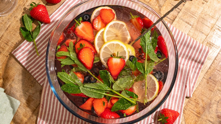 This Summer Berry Champagne Punch Drink Will Step Up Your Summer Party