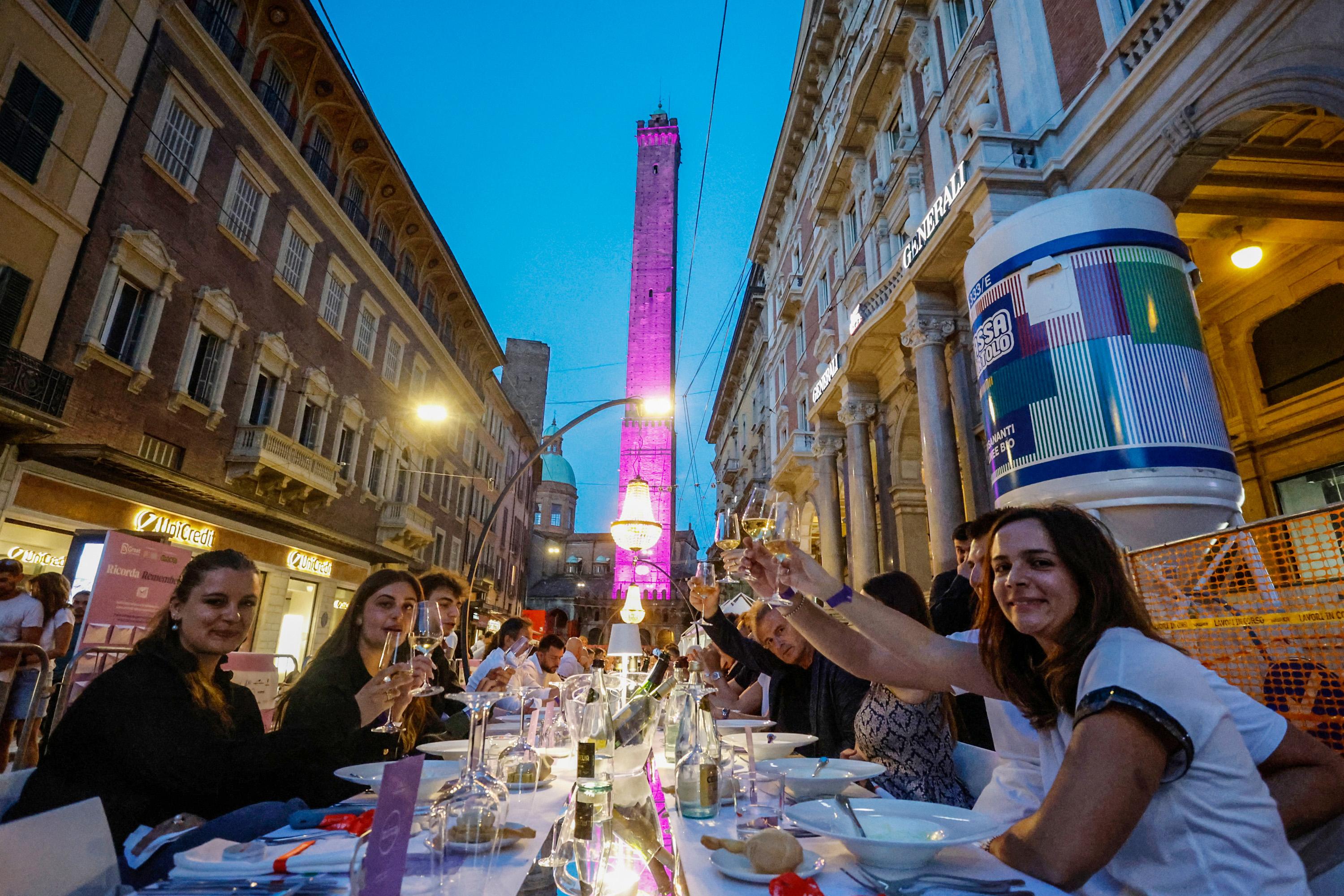 Maxi cena in centro a Bologna: in mille per raccogliere fondi in via ...