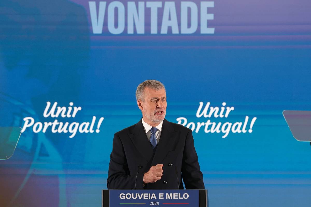 "O senhor é que nos envergonha, por favor cale-se!", foi o que gritou ...