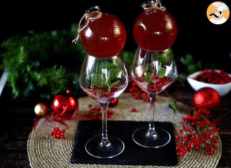 Spritz à la grenade, le cocktail dans une boule de Noël!