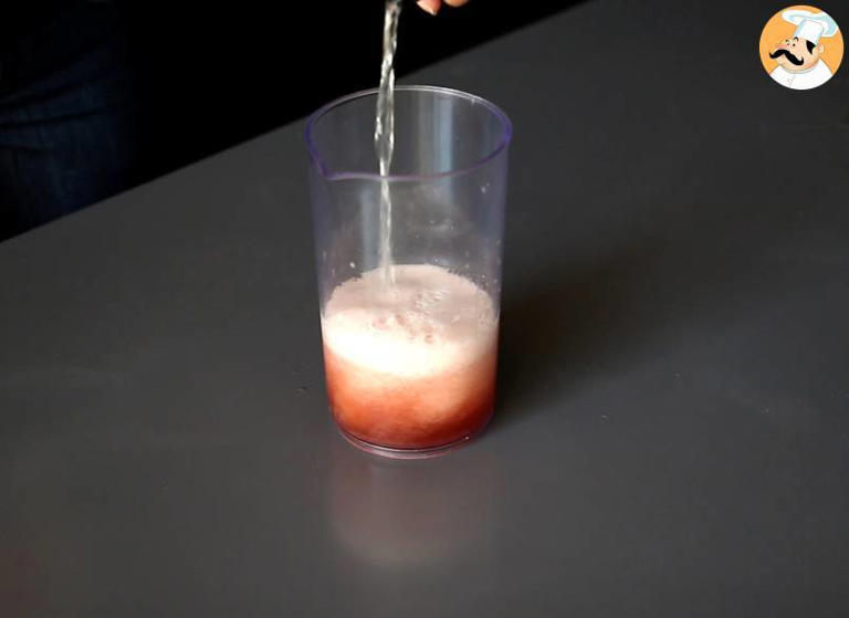 Spritz à la grenade, le cocktail dans une boule de Noël!