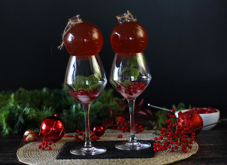 Spritz à la grenade, le cocktail dans une boule de Noël!