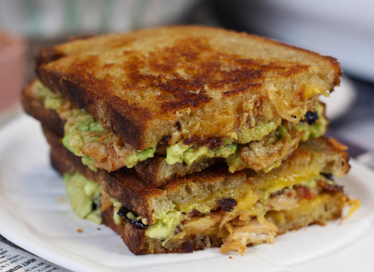 Big sanduíche de queijo grelhado a americana: cheddar, frango, bacon e ...