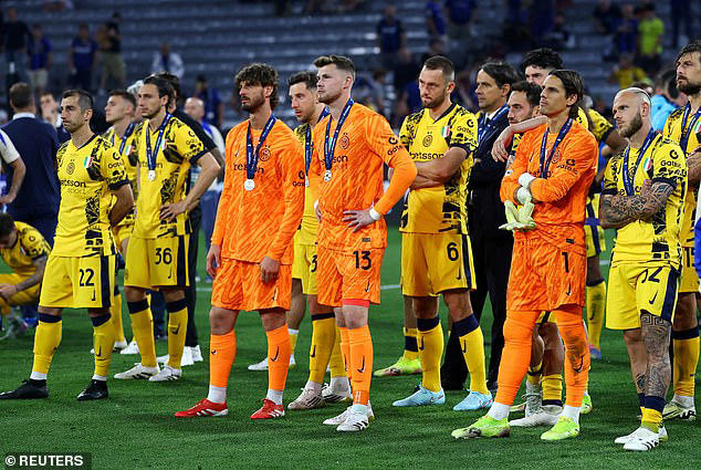 Incredible moment Inter Milan boss Simone Inzaghi LOSES IT on the ...