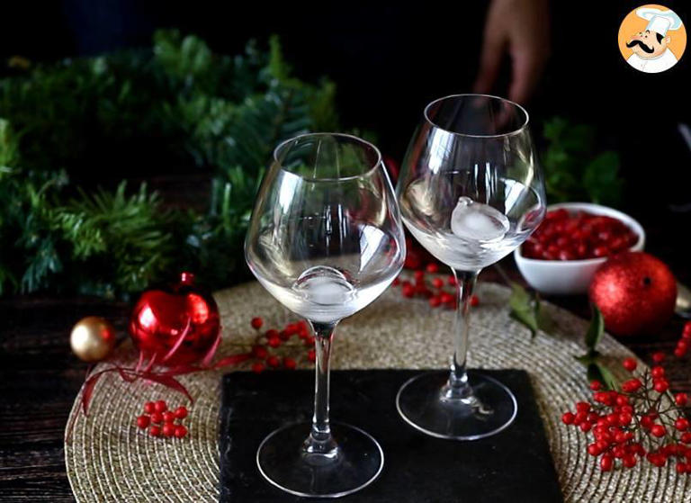 Spritz à la grenade, le cocktail dans une boule de Noël!