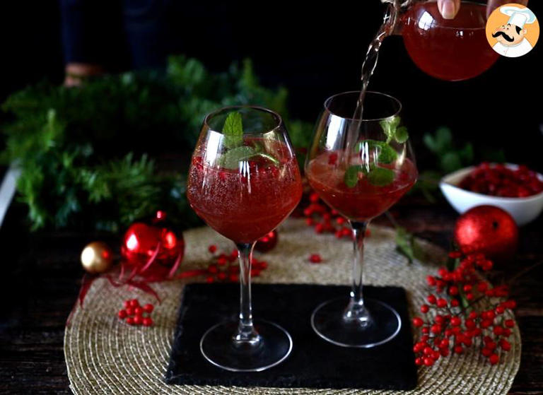Spritz à la grenade, le cocktail dans une boule de Noël!