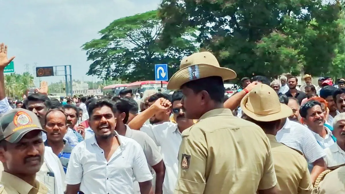 Farmers protest in Sindhanur, demand unconditional corn procurement at MSP