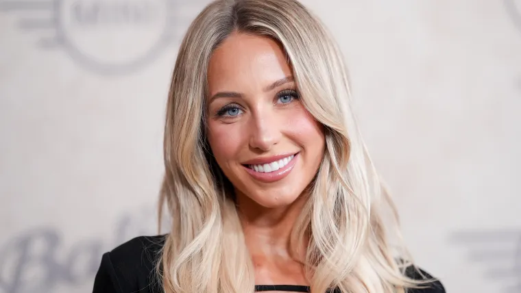 'SI Swimsuit' model Alix Earle brings bikini look to Miami, poses with ...