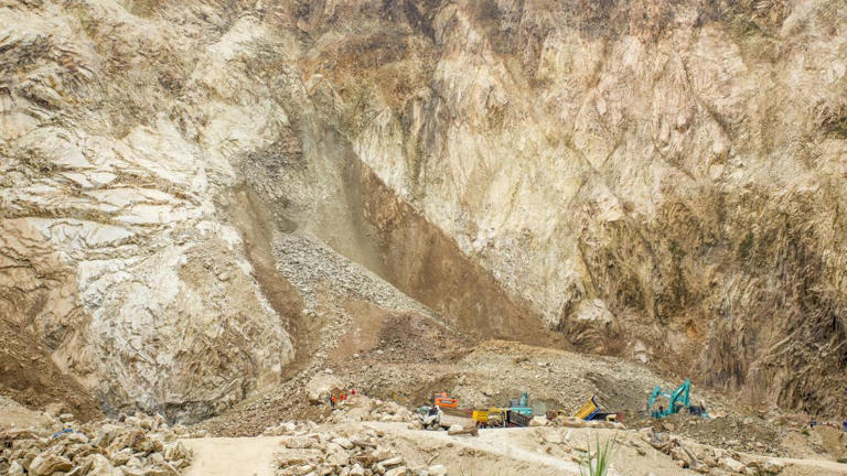 Al menos 14 muertos y varios heridos por el derrumbe de una cantera en el suroeste de Indonesia