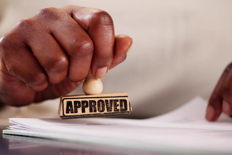 Juez de EE.UU. frena intento de Trump por invalidar permisos legales de 5.000 venezolanos