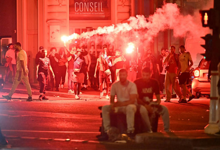 2 dead, police officer in a coma as Paris descends into chaos after PSG ...