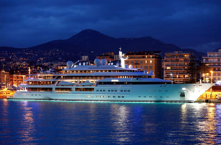 Emir of Qatar's £370 million 'floating palace' superyacht with multiple ...