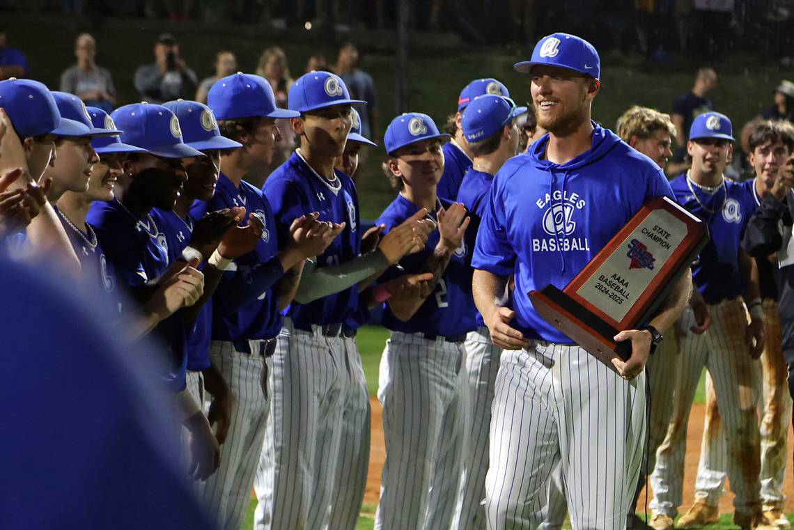 Airport arrival: Eagles win first baseball state championship