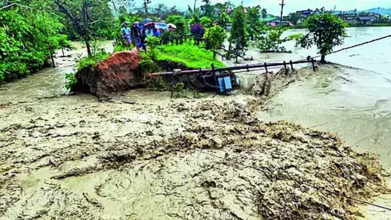 2 kids feared swept away as floods worsen in Manipur Valley; landslides ...
