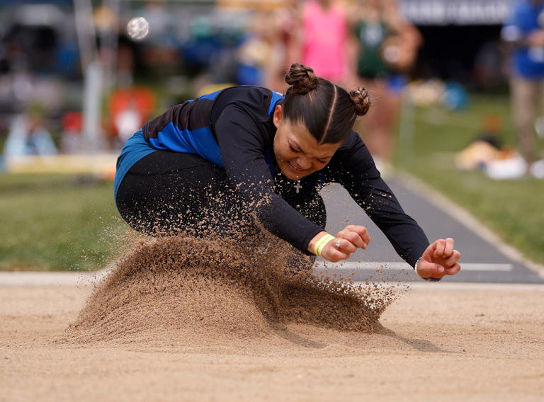 D-3 state track: Olivet girls dazzle in relays on way to state title ...