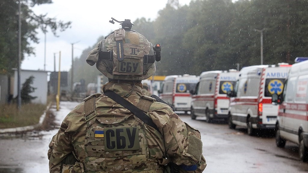 Crowd Blocks Army Recruiters in Western Ukraine