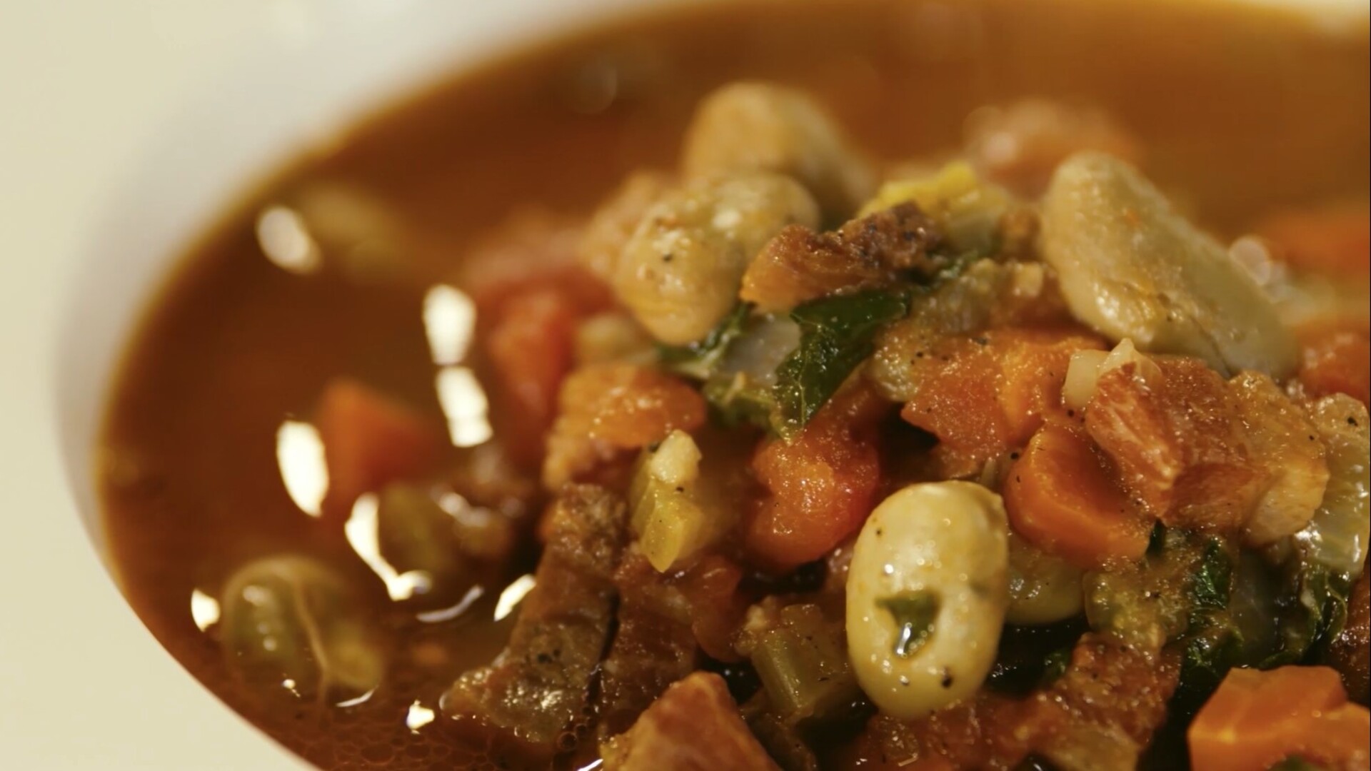 Herzhafte Scafata-Suppe mit Fava-Bohnen und Mangold